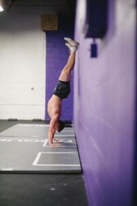 Comment maitriser les Wall Walks pour le CrossFit